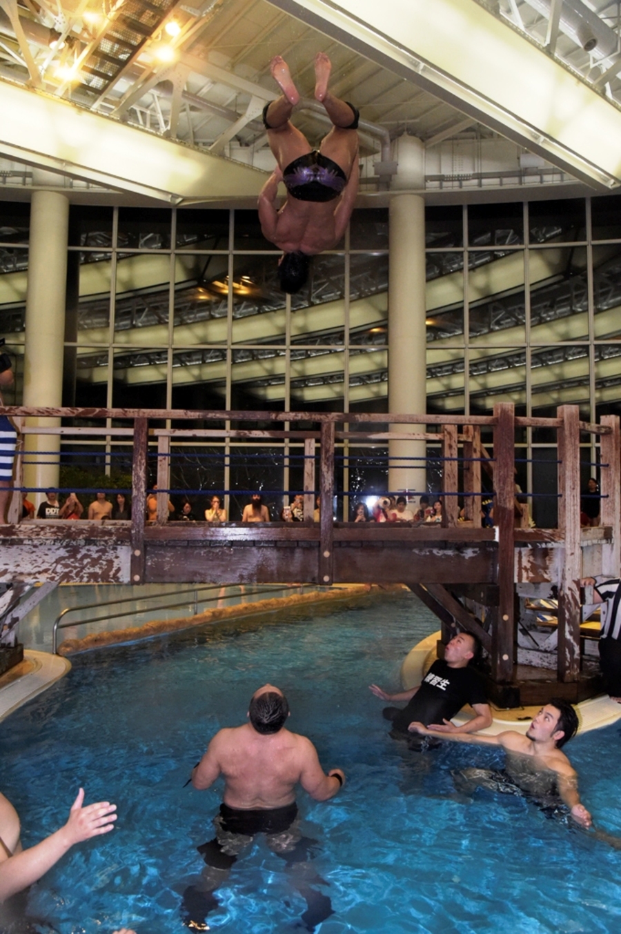 DDT: «Pool Wrestling 2019» Endo defiende su título en la alberca ...