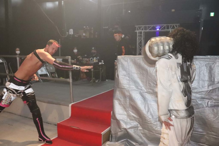 DDT: «Chris Brookes Produce Show 3» Se presenta Mecha Mummy | Superluchas